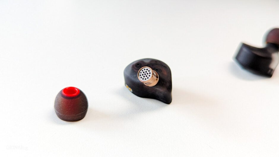 TANGZU×DIVINUS「FUDU Verse1」レビュー。1.2万円2BA+1DD構成で豪華な付属品の漆黒IEM | OKINAlog